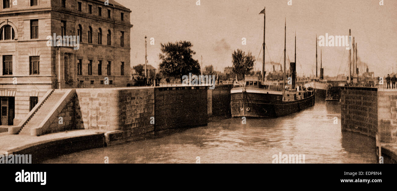 Entering poe lock hi-res stock photography and images - Alamy