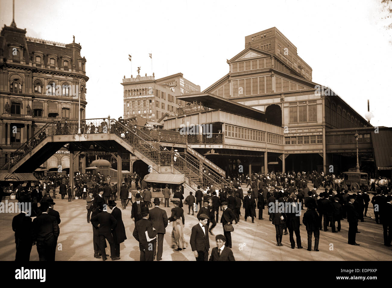 Elevated railroad stations hi-res stock photography and images - Alamy
