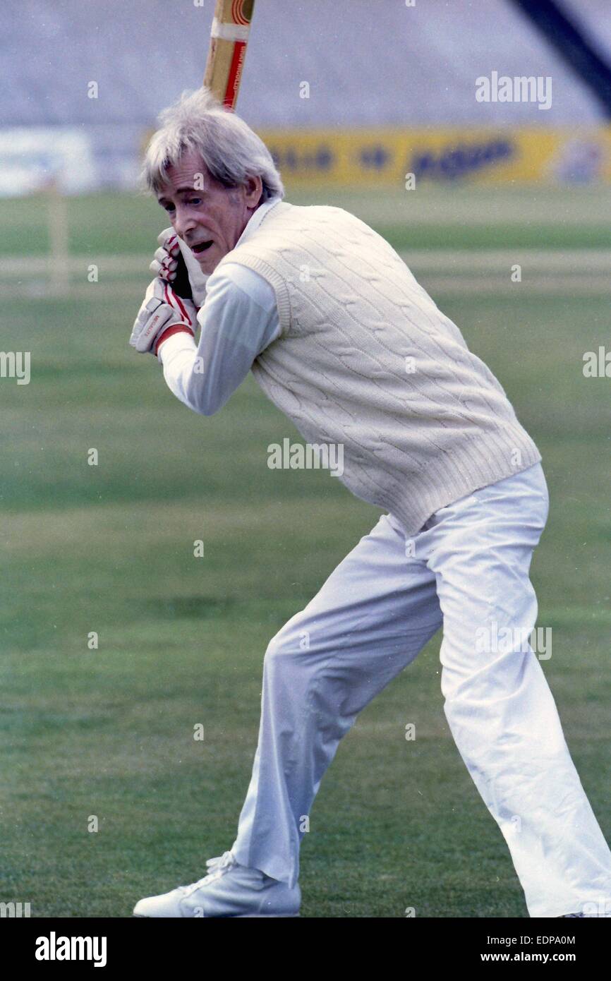 Peter O'Toole playing cricket Stock Photo - Alamy