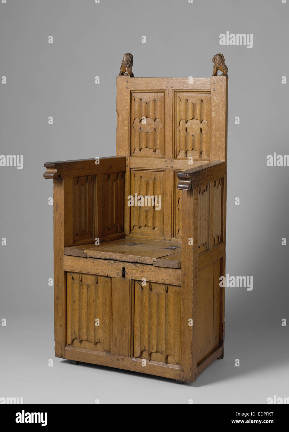 Load bearing pillars hi-res stock photography and images - Alamy