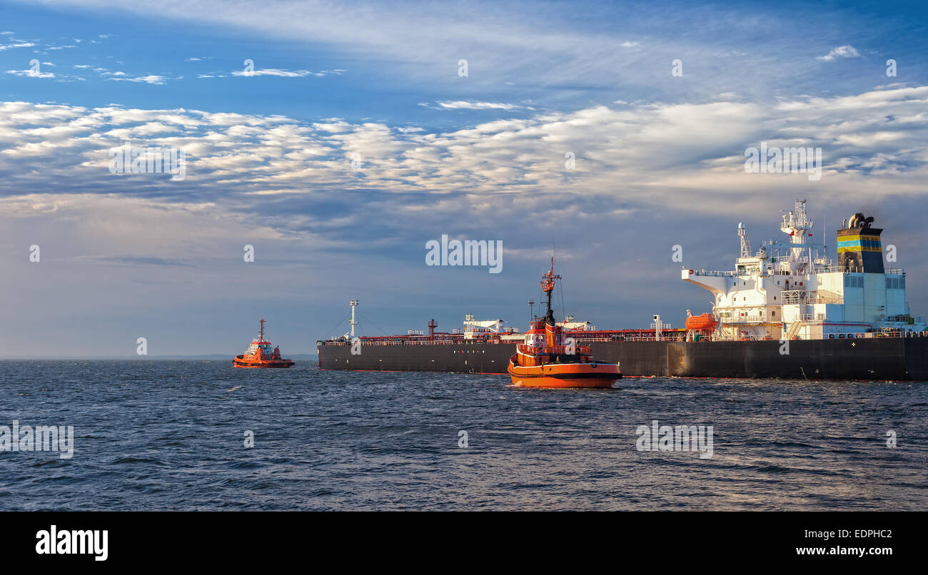 Cargo ship leaving port hi-res stock photography and images - Alamy