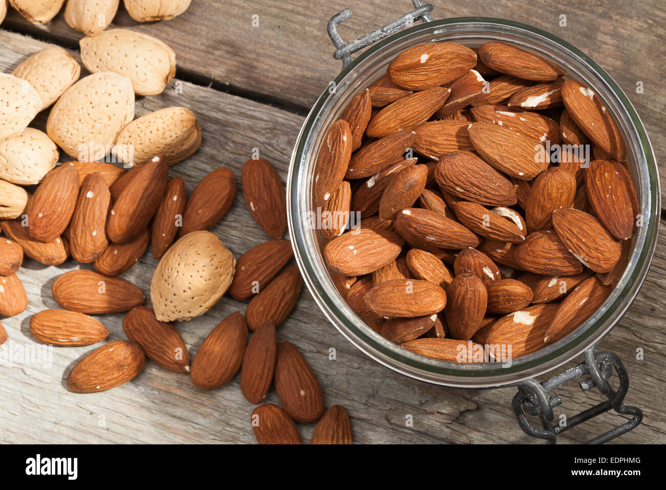 Almonds and almonds in shells Stock Photo - Alamy