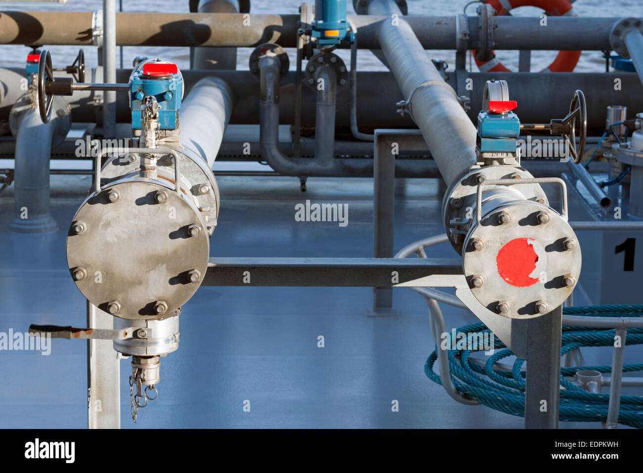 Ship valves hi-res stock photography and images - Alamy