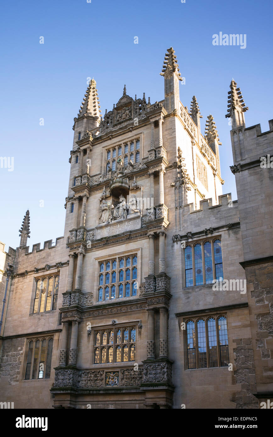 Library sculptures hi-res stock photography and images - Alamy