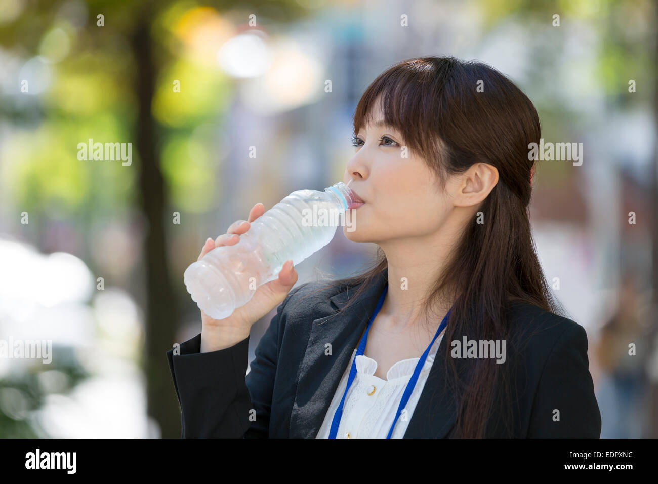 Young people drinking water hi-res stock photography and images - Alamy
