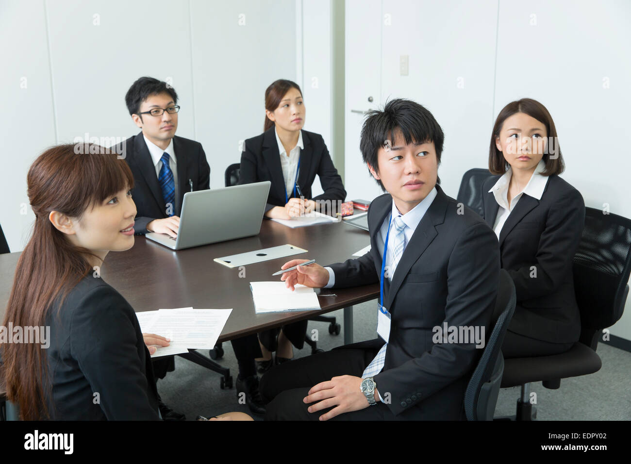 Five people in meeting hi-res stock photography and images - Alamy