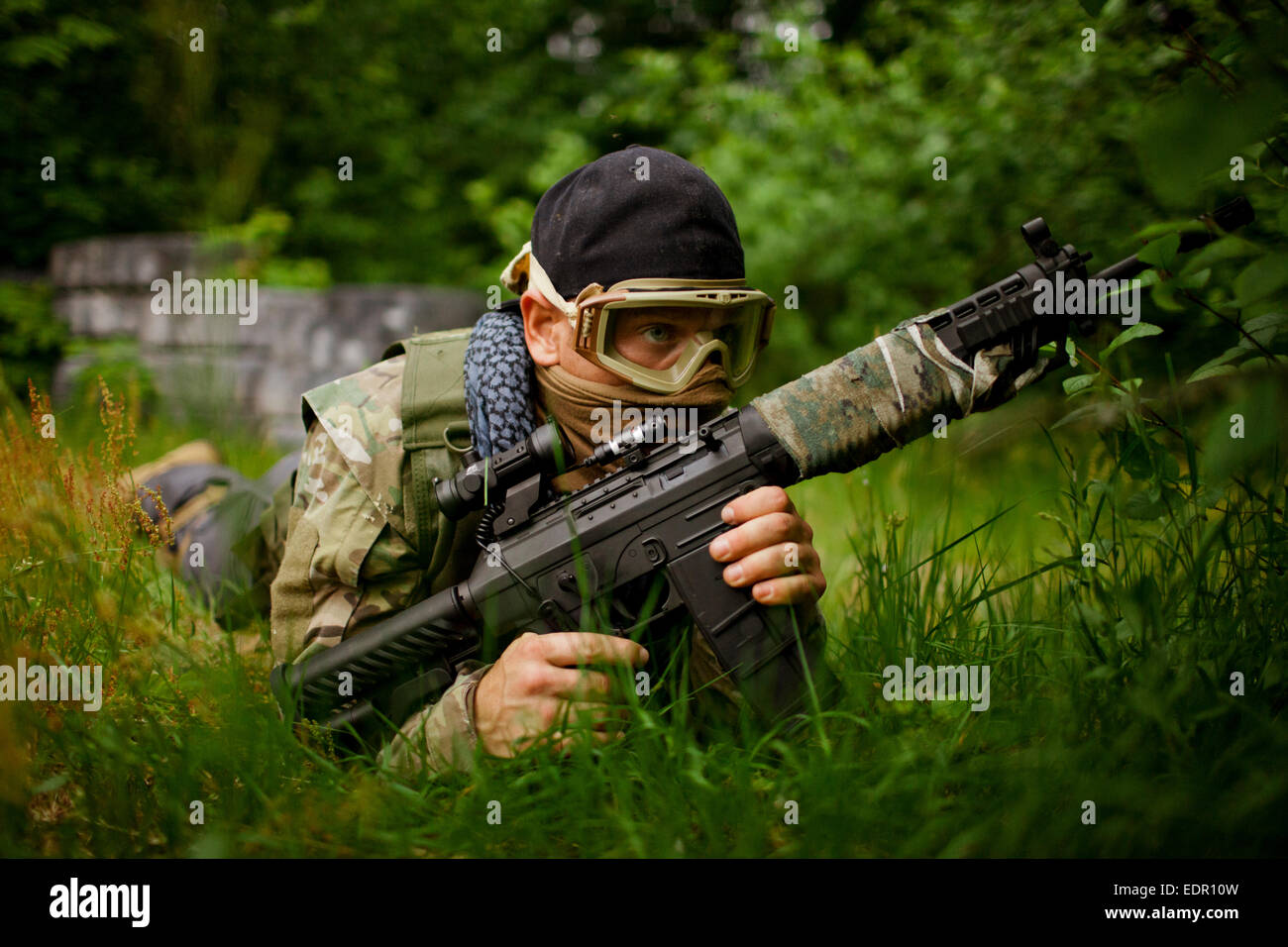 Soldier hiding hi-res stock photography and images - Alamy