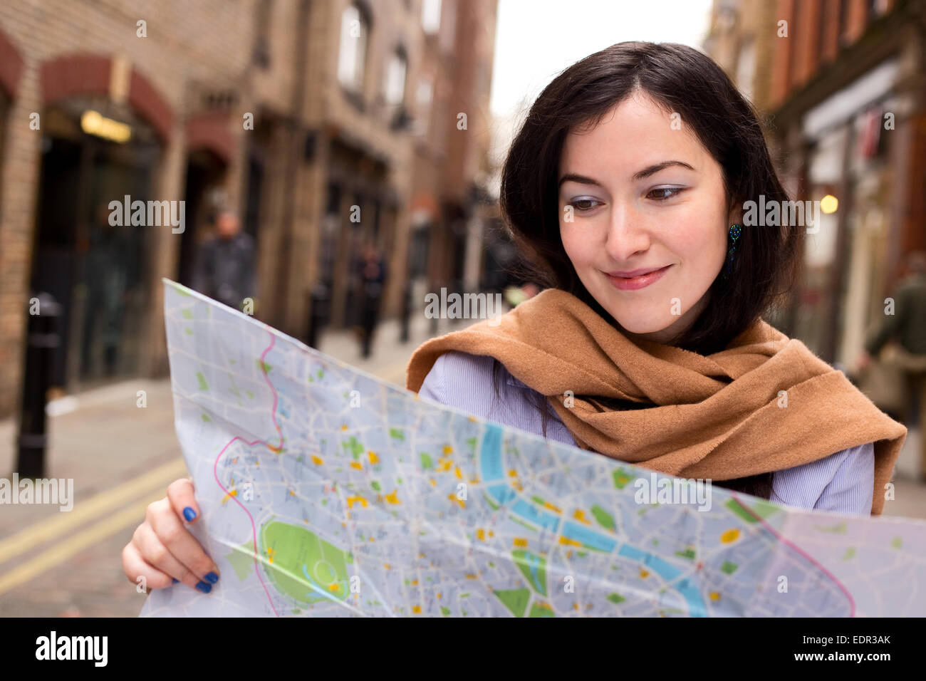 young woman reading map Stock Photo - Alamy