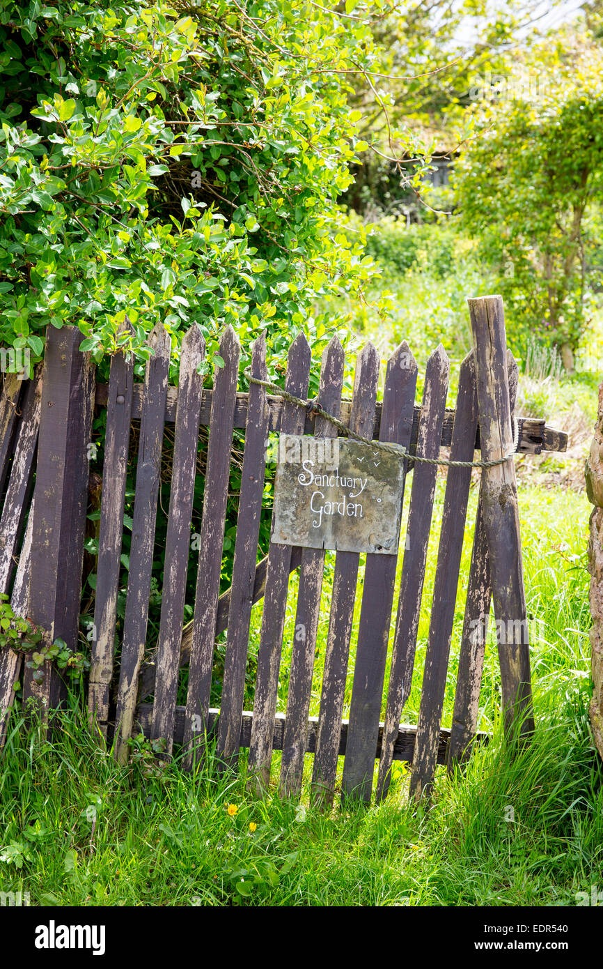 Rickety gate hi-res stock photography and images - Alamy