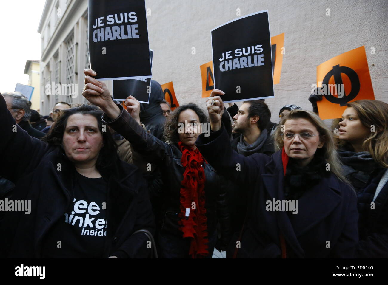 Athens, Greece. 8th Jan, 2015. Women holds 'Je suis Charlie' signs ...