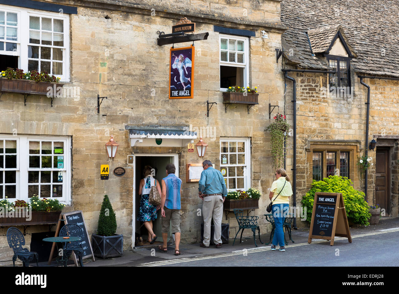 Cotswolds inns hi-res stock photography and images - Alamy