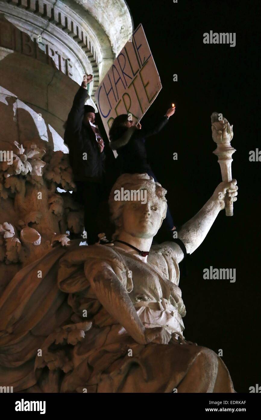 Paris, France. 08th Jan, 2015. A man and woman hold up a sign that ...