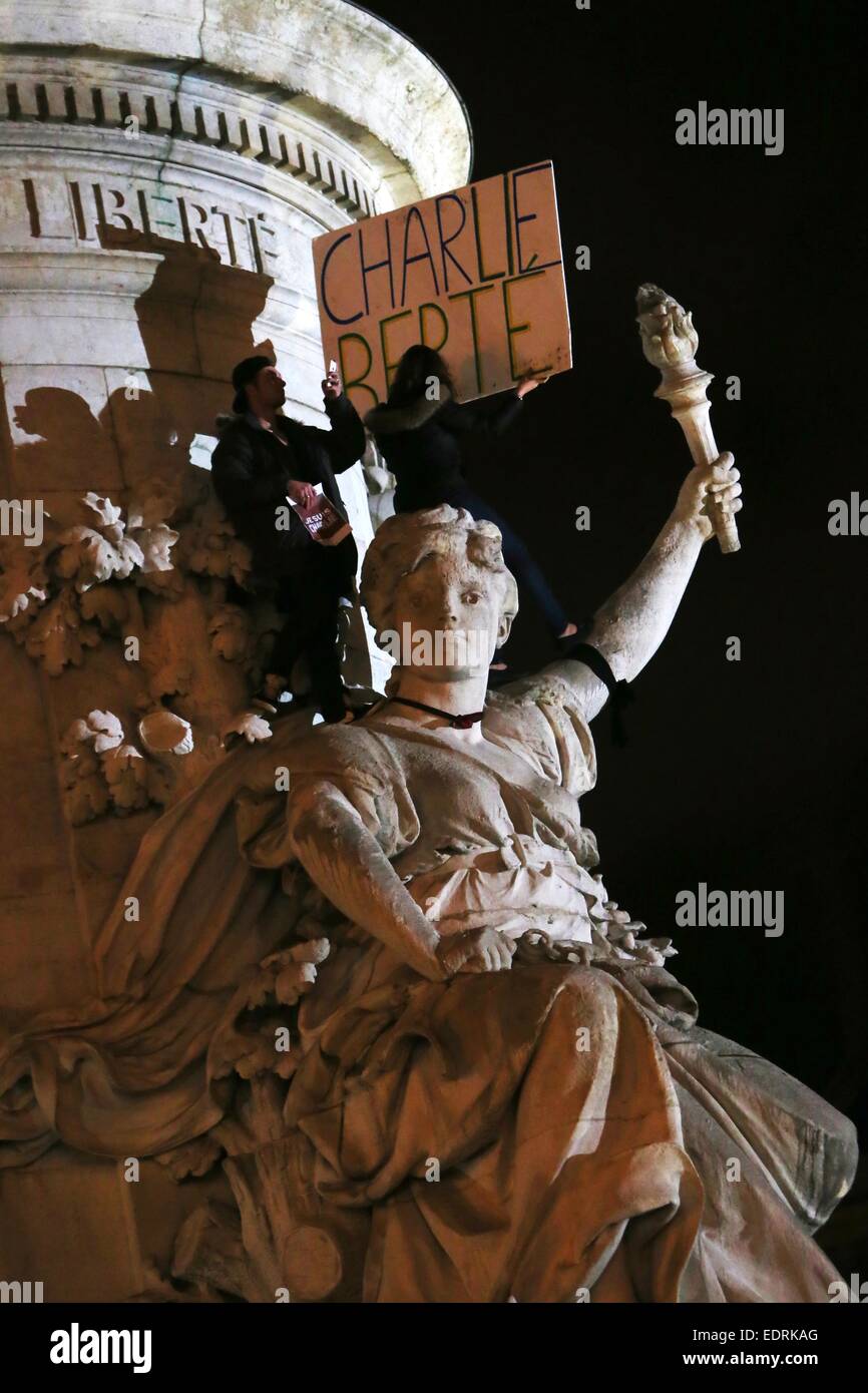 Paris, France. 08th Jan, 2015. A man and woman hold up a sign that ...