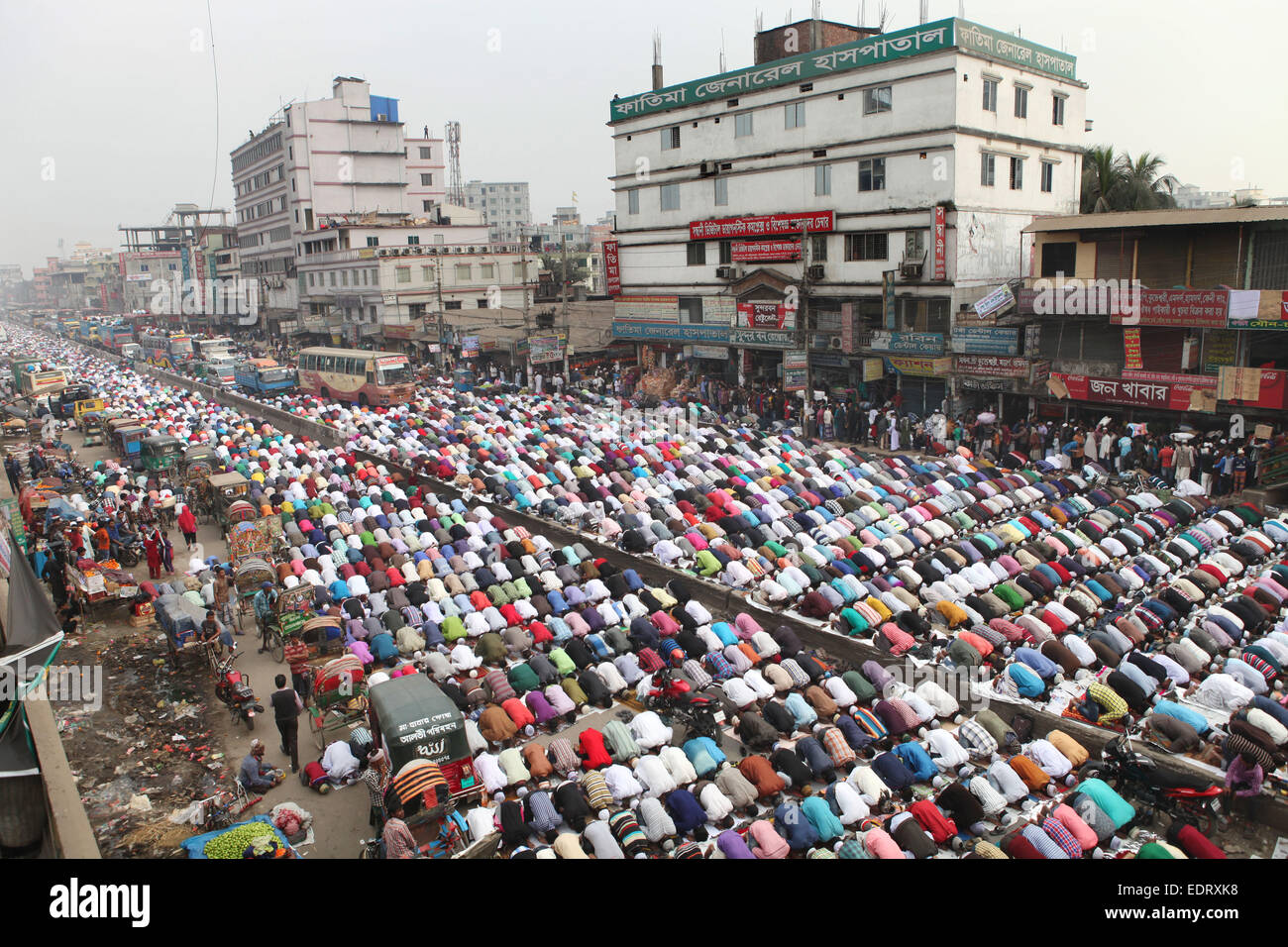 Tongi, Bangladesh. 09th Jan, 2015. Thousands of devotees offer their ...
