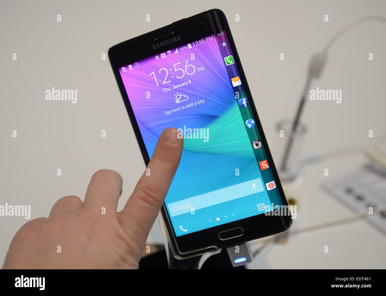Samsung curved screen hi-res stock photography and images - Alamy