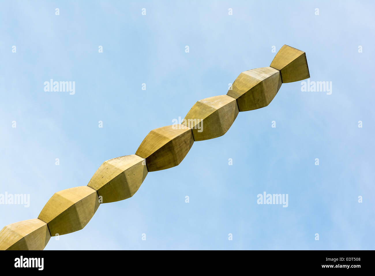 The Endless Column (Column of Infinite) made by Constantin Brancusi in ...