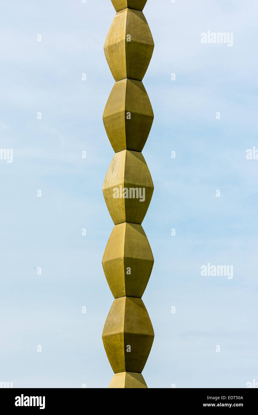 The Endless Column (Column of Infinite) made by Constantin Brancusi in ...