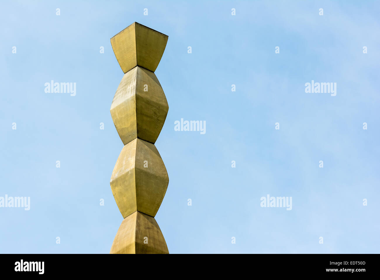 The Endless Column (Column of Infinite) made by Constantin Brancusi in ...