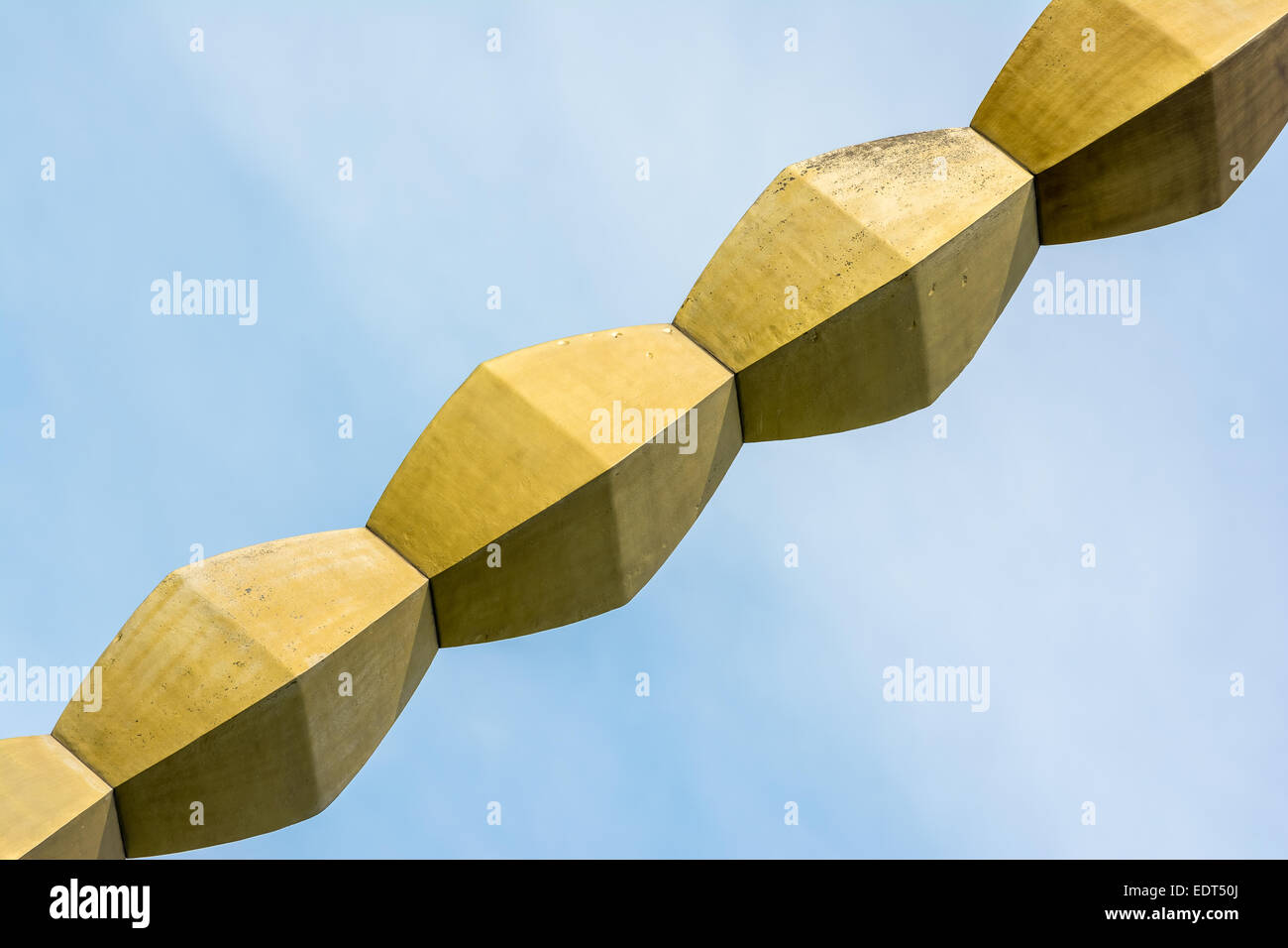 The Endless Column (Column of Infinite) made by Constantin Brancusi in ...