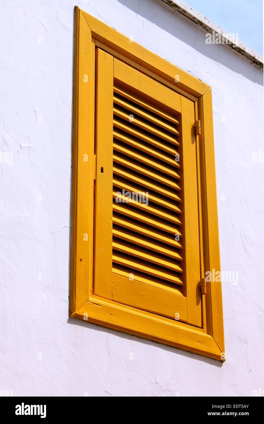 Yellow louvre window blinds hi-res stock photography and images - Alamy