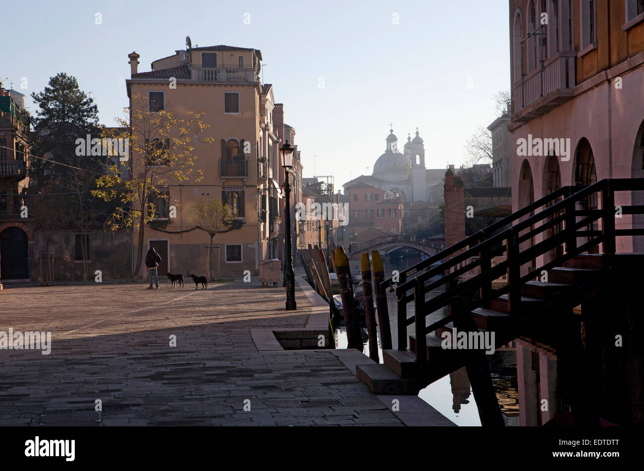 A view of the back streets in Venice Italy Stock Photo - Alamy