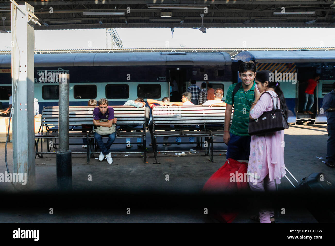Couple waiting train hi-res stock photography and images - Alamy