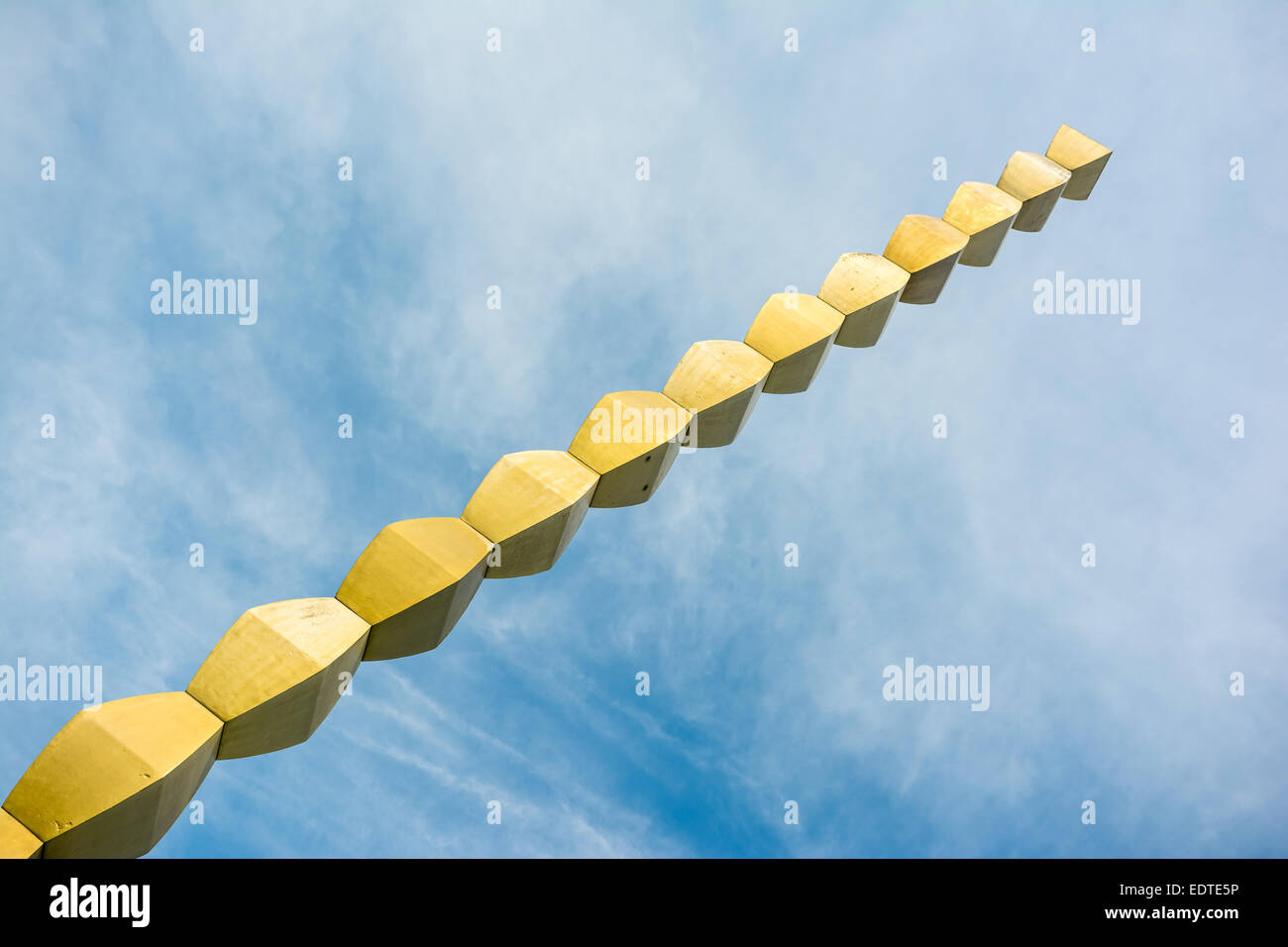 The Endless Column (Column of Infinite) made by Constantin Brancusi in ...