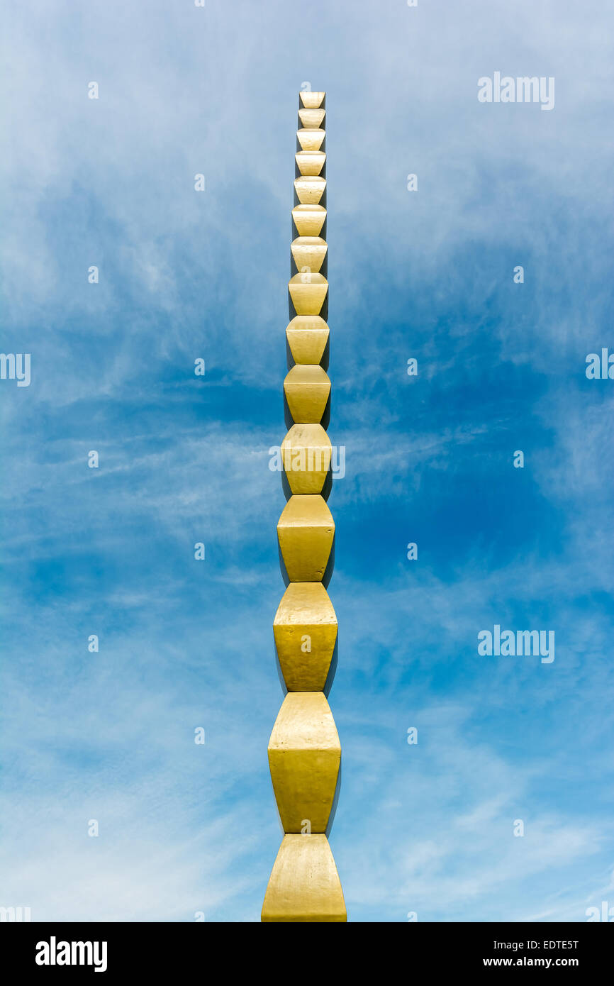 The Endless Column (Column of Infinite) made by Constantin Brancusi in ...
