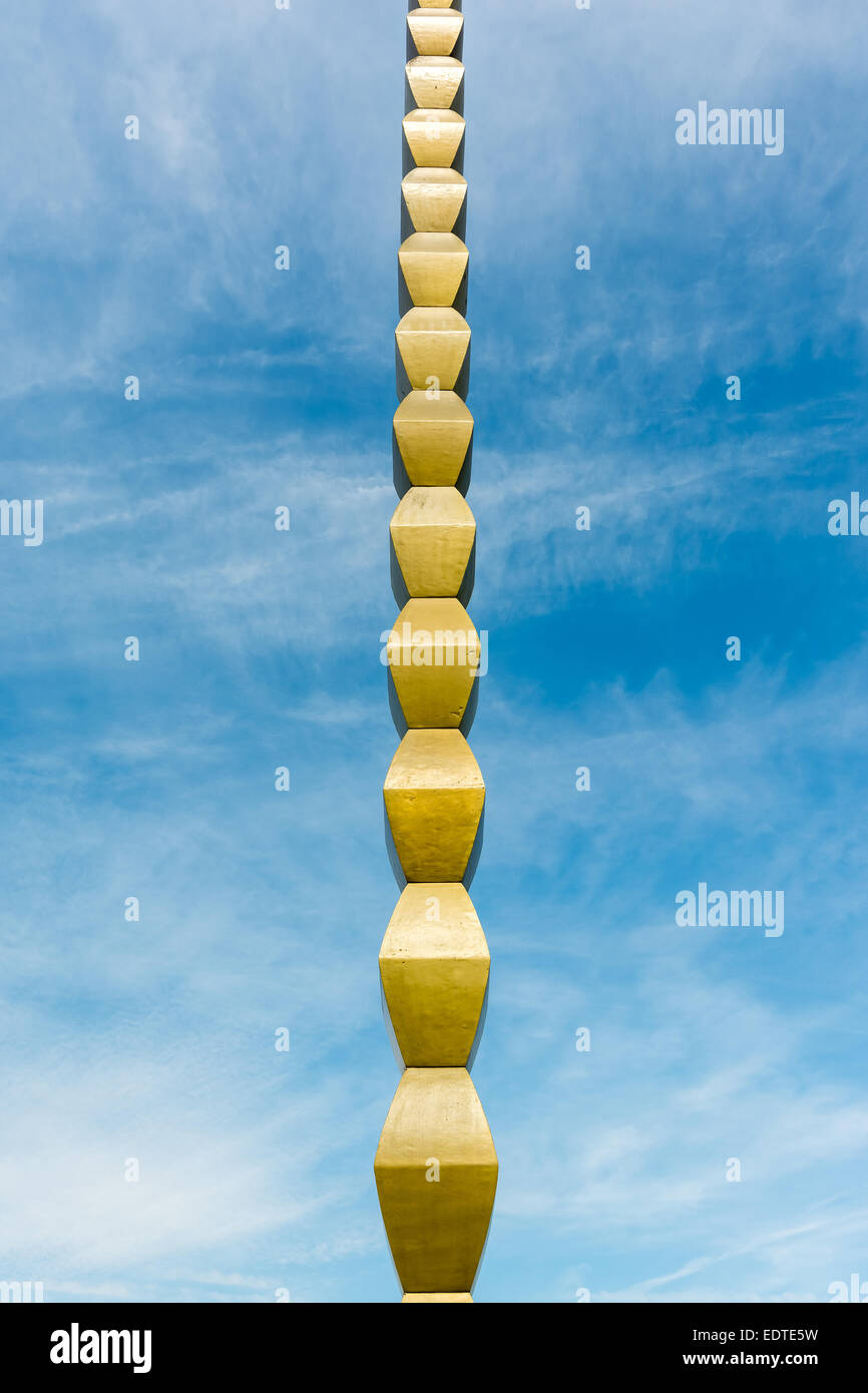 The Endless Column (Column of Infinite) made by Constantin Brancusi in ...