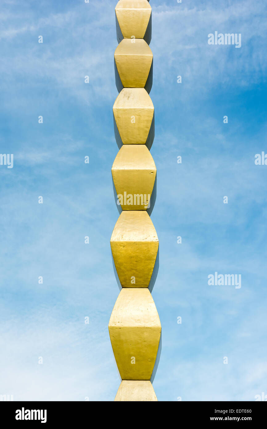 The Endless Column (Column of Infinite) made by Constantin Brancusi in ...