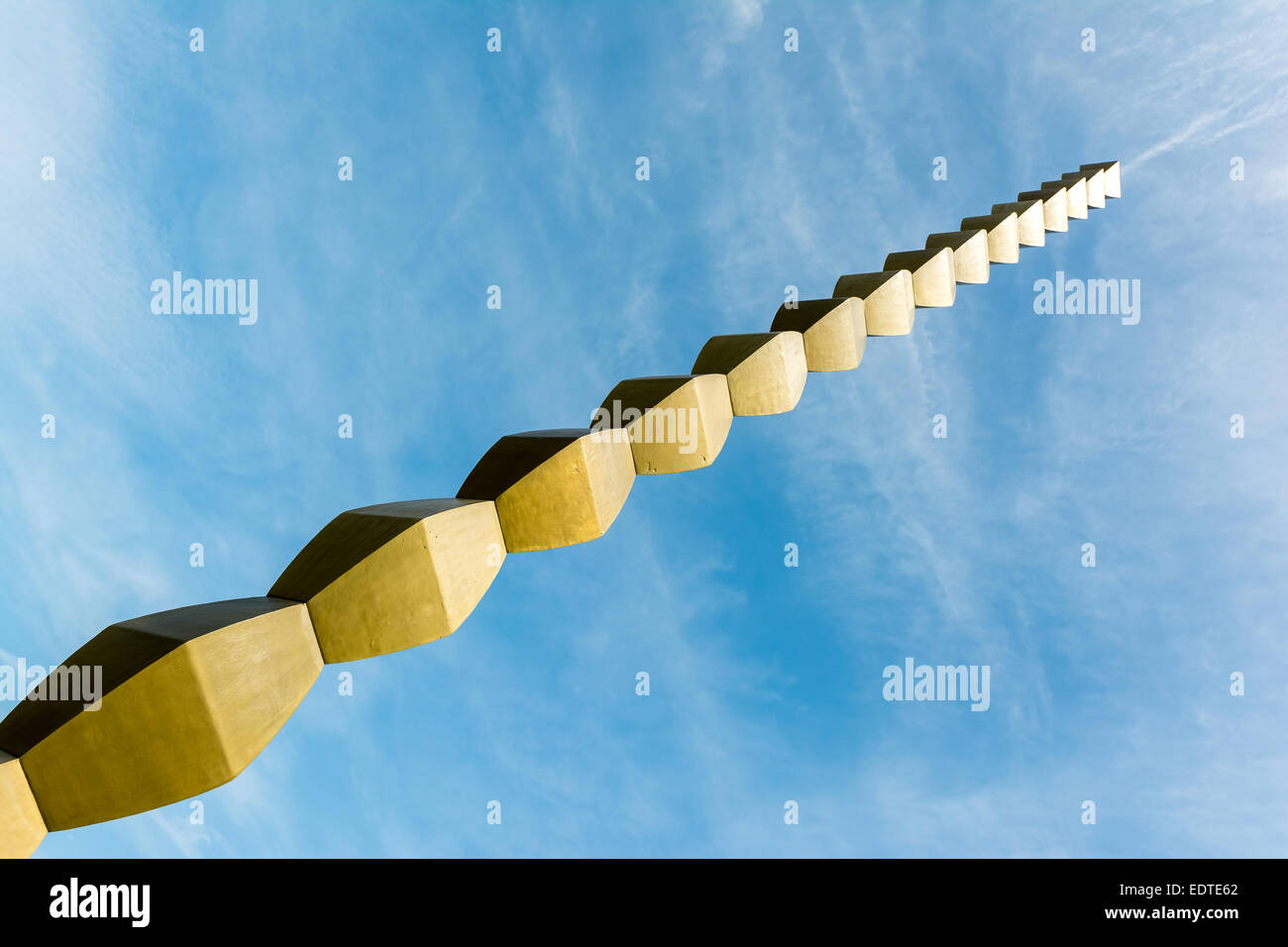 The Endless Column (Column of Infinite) made by Constantin Brancusi in ...