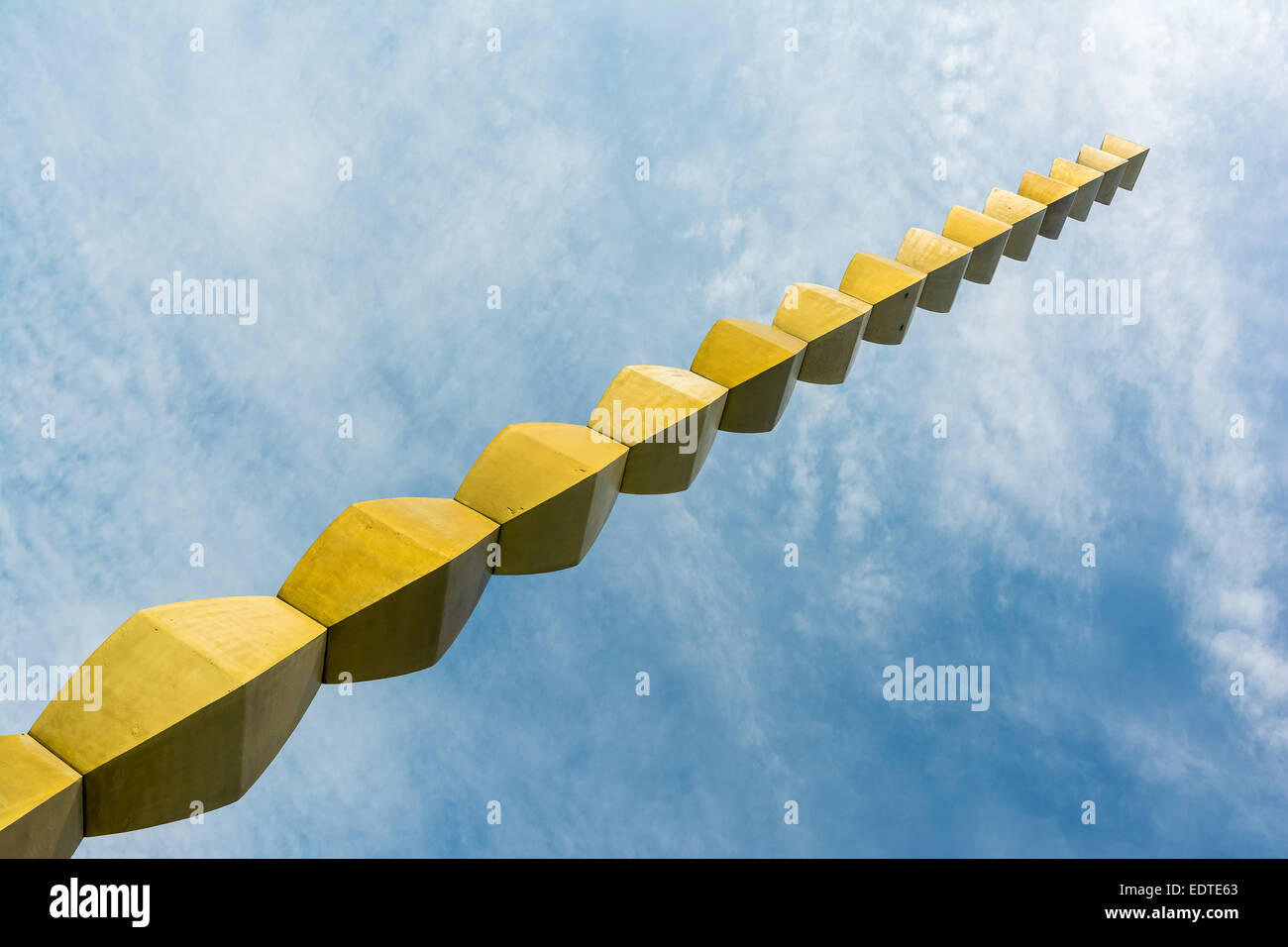 The Endless Column (Column of Infinite) made by Constantin Brancusi in ...