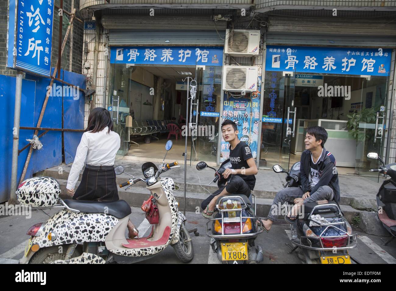 Li people hainan hi-res stock photography and images - Alamy