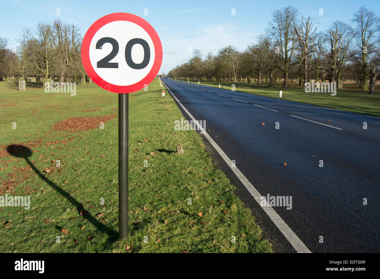20mph speed limit sign in bushy park, london, england Stock Photo - Alamy
