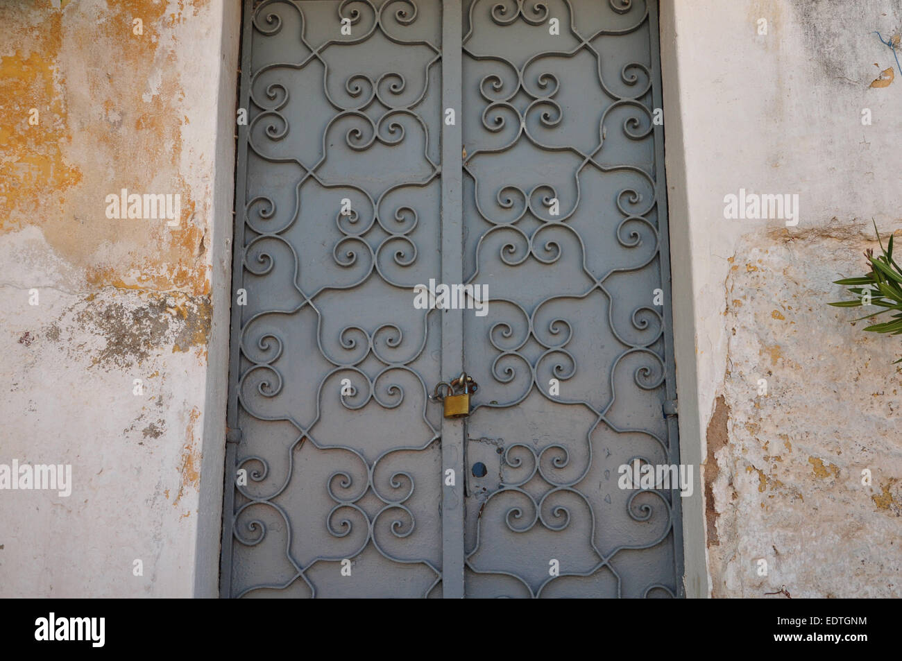 Old wall and gate hi-res stock photography and images - Alamy