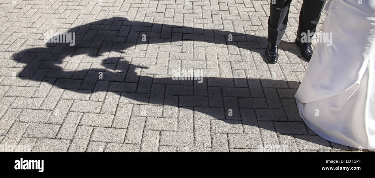 Bride and groom kissing hi-res stock photography and images - Alamy