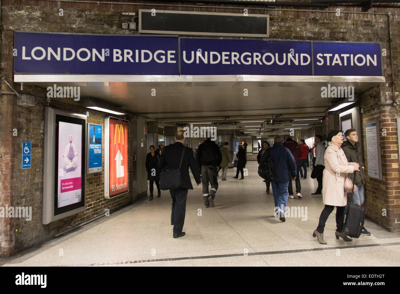 London bridge station sign hi-res stock photography and images - Alamy
