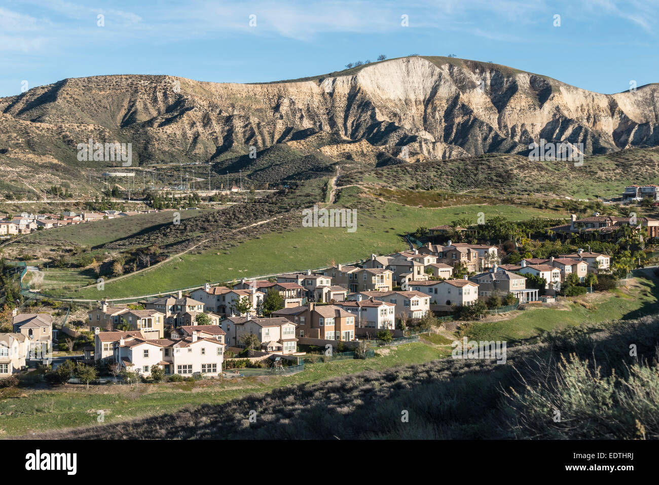 Suburban los angeles hillside homes hi-res stock photography and images ...