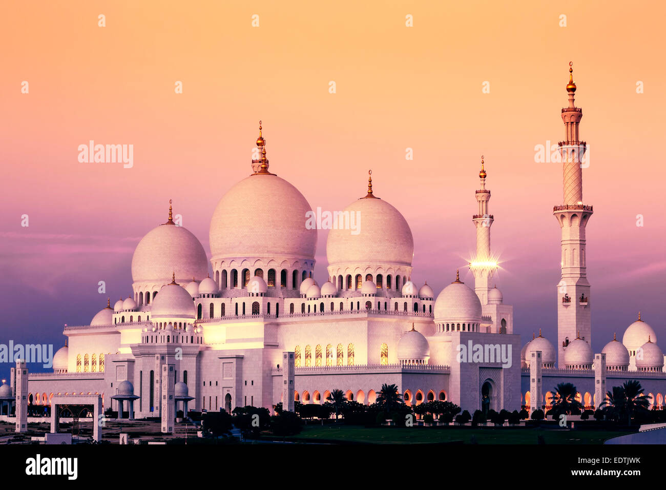Abu Dhabi Sheikh Zayed Mosque at sunset, UAE Stock Photo - Alamy