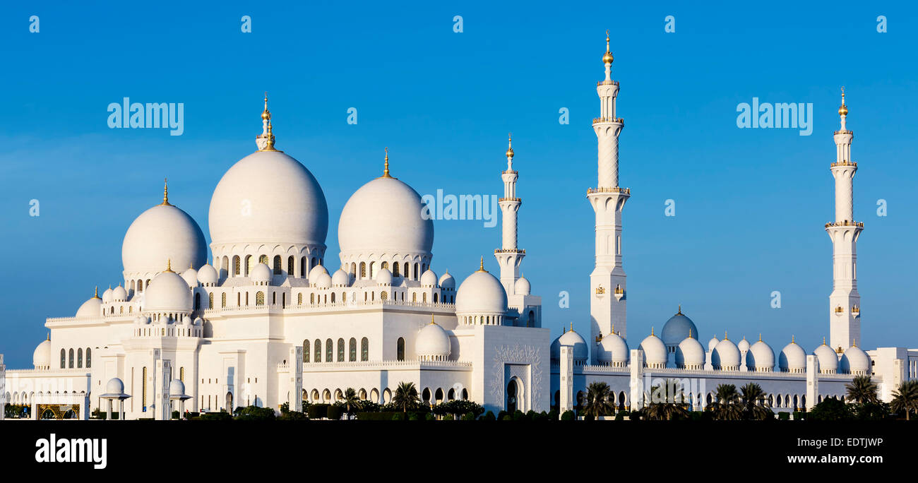 Panoramic view of Sheikh Zayed Grand Mosque, Abu Dhabi, UAE Stock Photo ...
