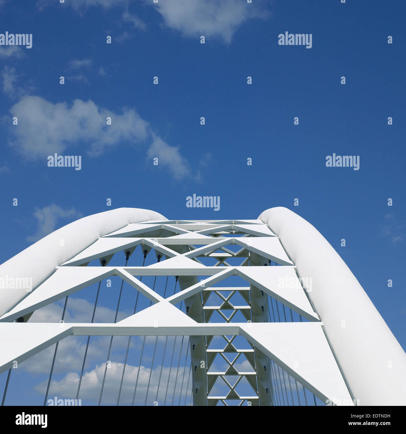 Curved steel structure hi-res stock photography and images - Alamy