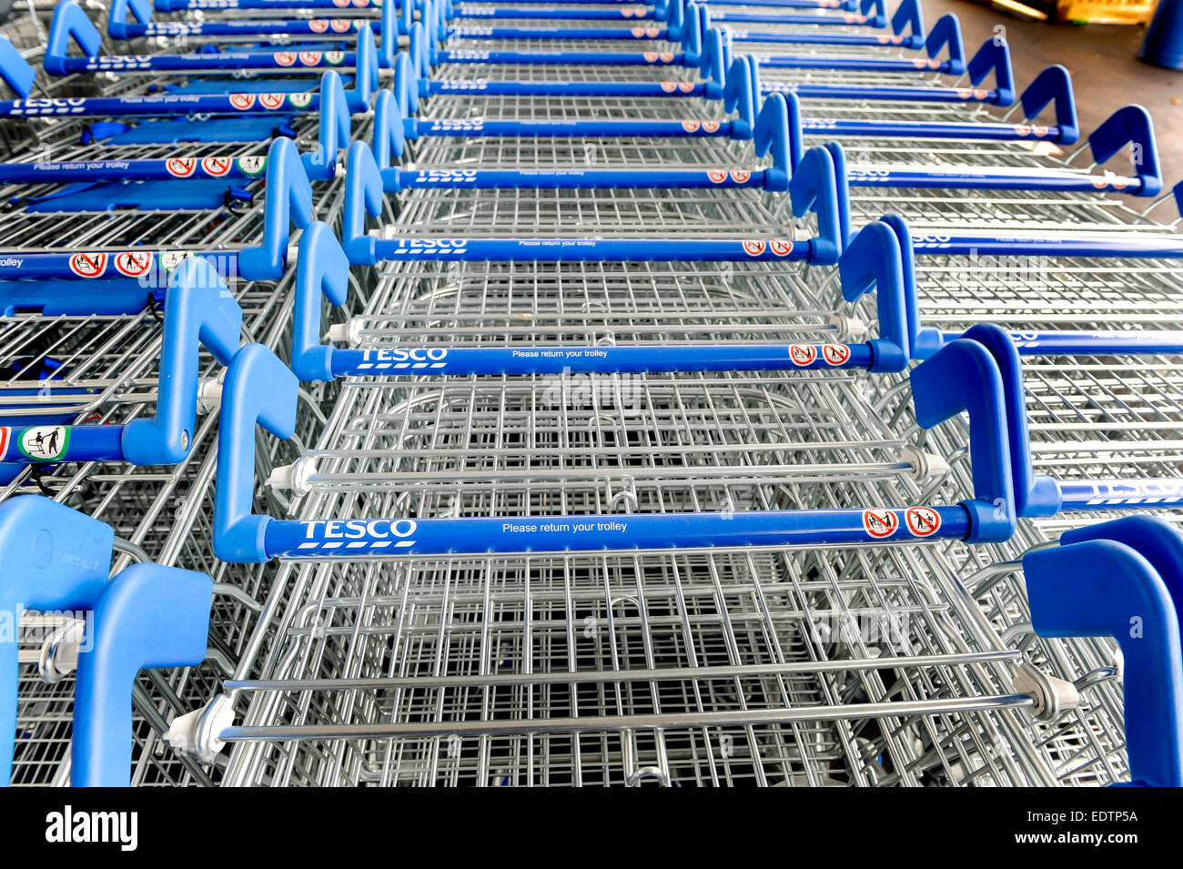 Tesco supermarket shopping trolleys hi-res stock photography and images ...