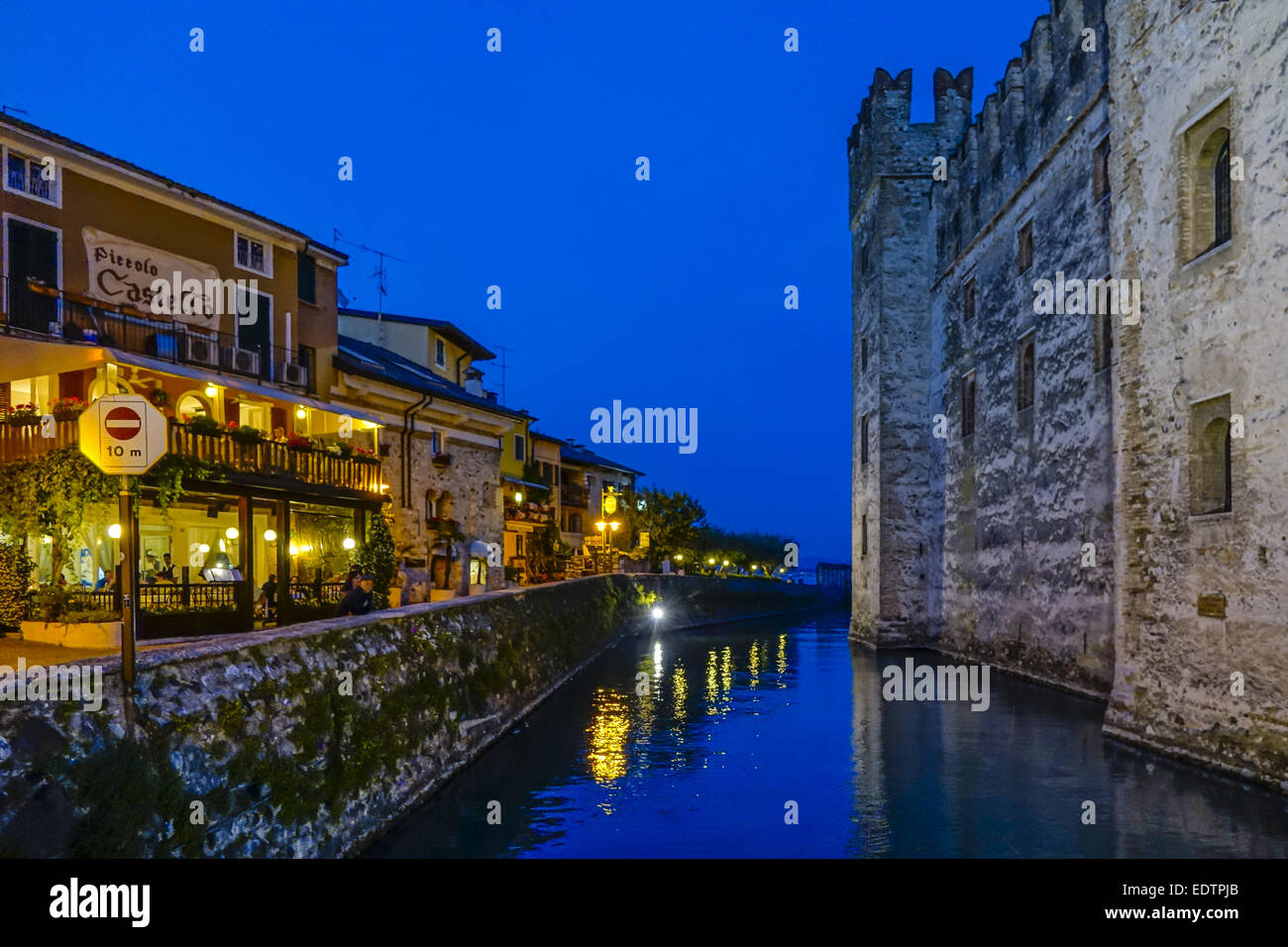Scaligerburg (Castello Scaligero) in Sirmione am Gardasee bei Nacht ...