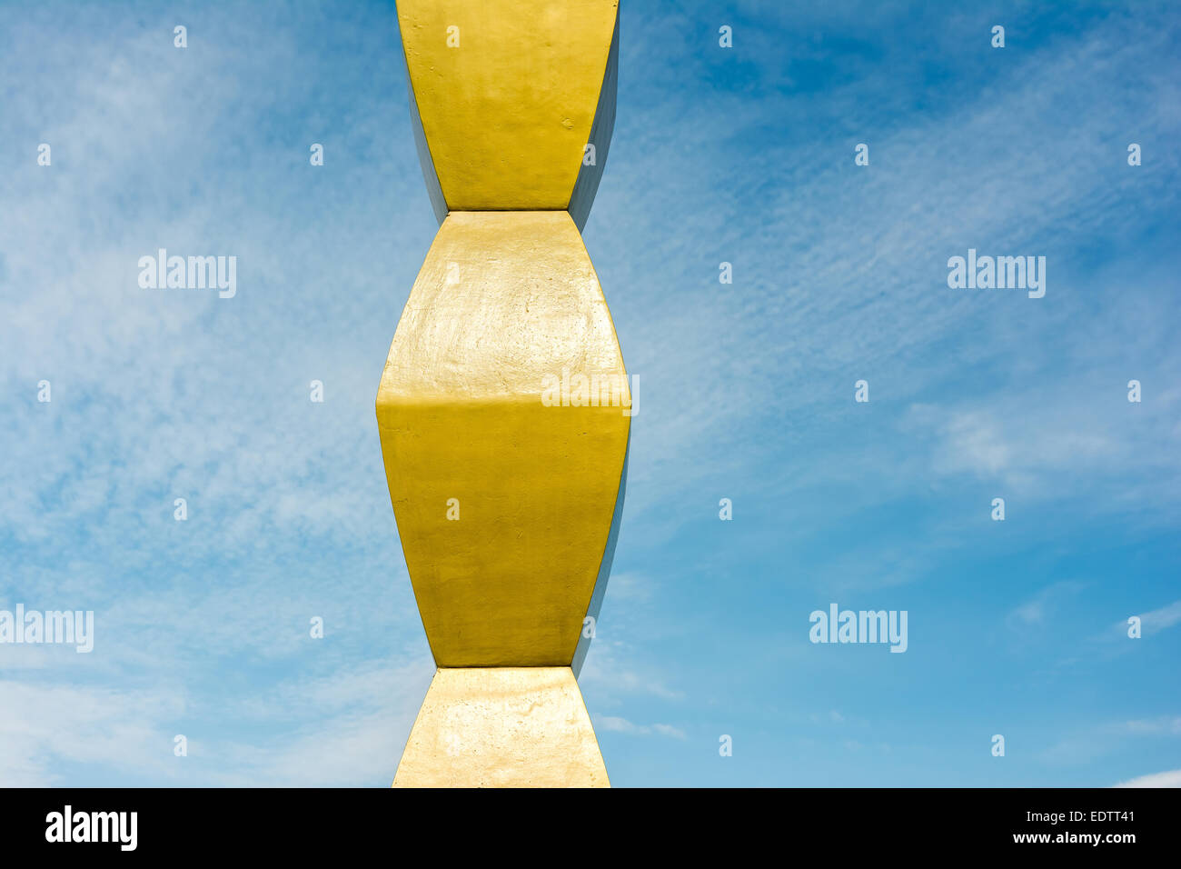 The Endless Column (Column of Infinite) made by Constantin Brancusi in ...