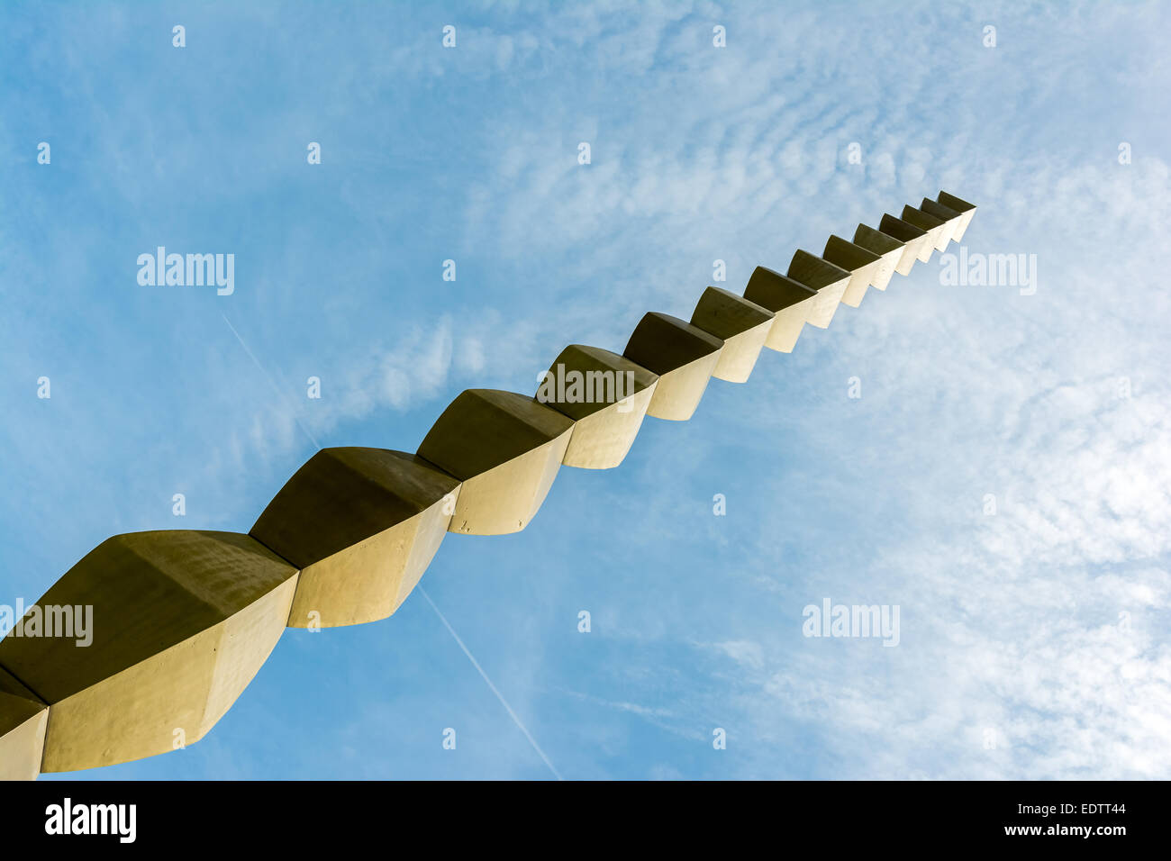 The Endless Column (Column of Infinite) made by Constantin Brancusi in ...