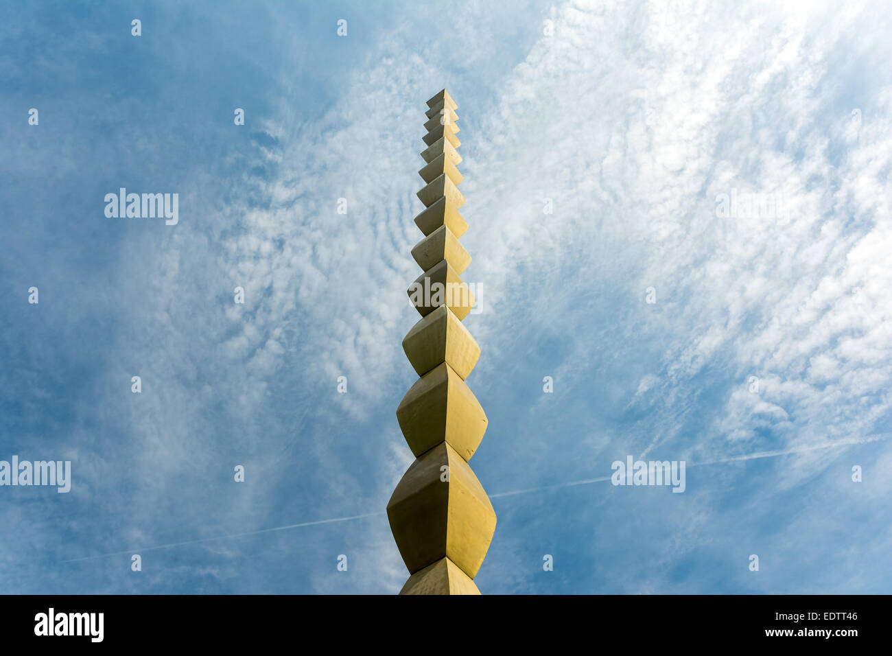 The Endless Column (Column of Infinite) made by Constantin Brancusi in ...