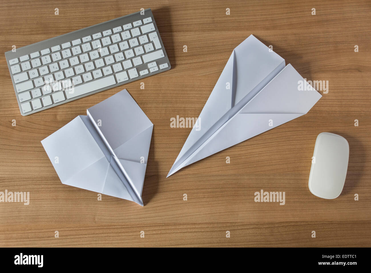 Paper airplanes hi-res stock photography and images - Alamy