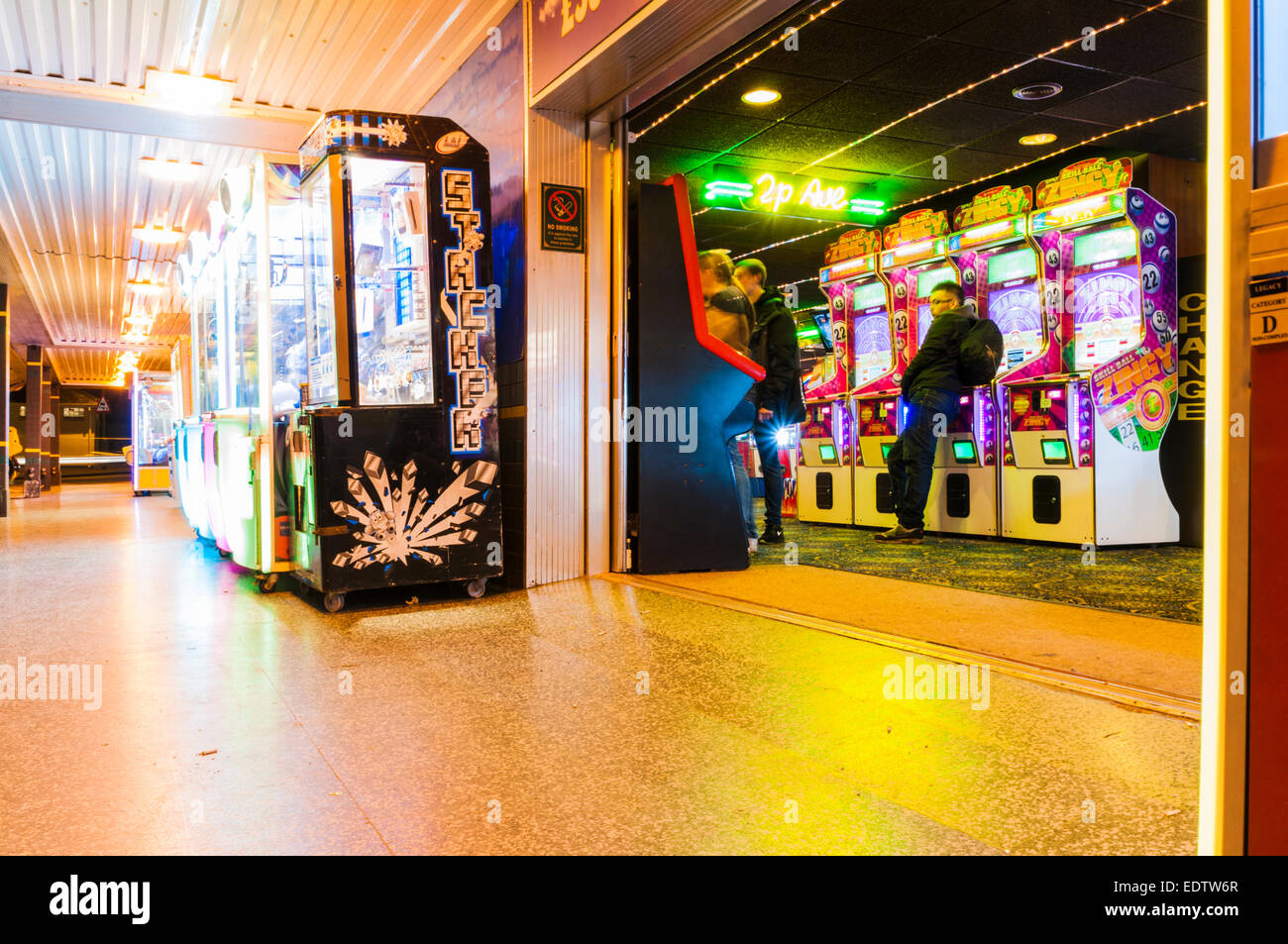 Teenagers arcade hi-res stock photography and images - Alamy