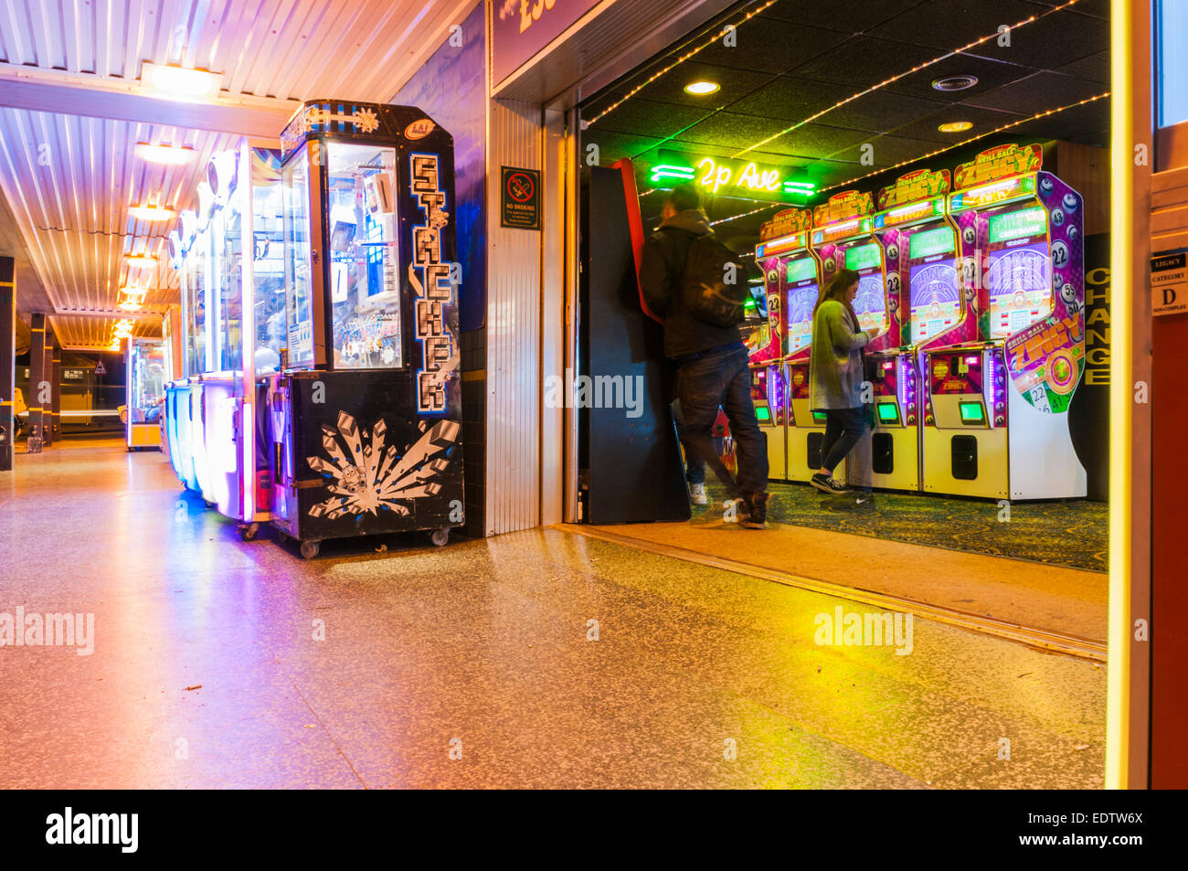 Teenagers arcade hi-res stock photography and images - Alamy