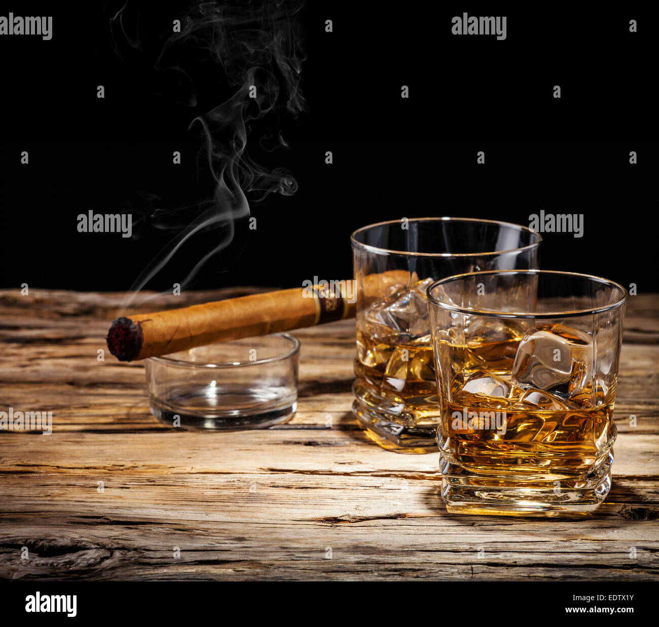 Cigar and whiskey hi-res stock photography and images - Alamy